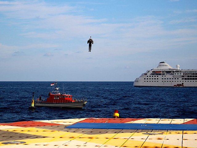 Bubbles, boats and the flying man. - Living On The Côte d'Azur